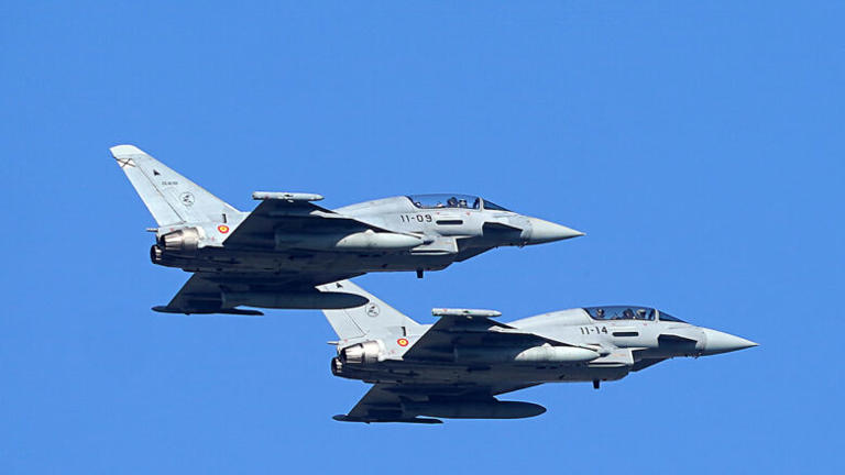 Eerste Eurofighter Halcon I-gevechtsvliegtuig rolt van de productielijn ...