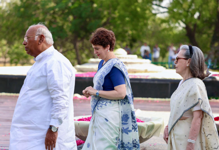 Congress plans major reshuffle: Will Priyanka Gandhi get new ...