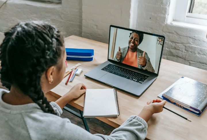20 online jobs that let you work while the world sleeps