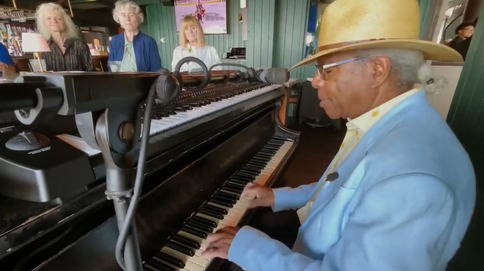 Sarasota piano man honored after 33 years at same bar