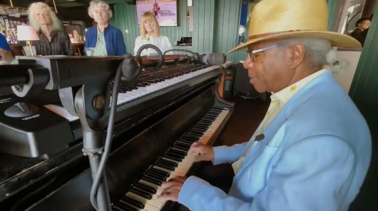 Sarasota piano man honored after 33 years at same bar