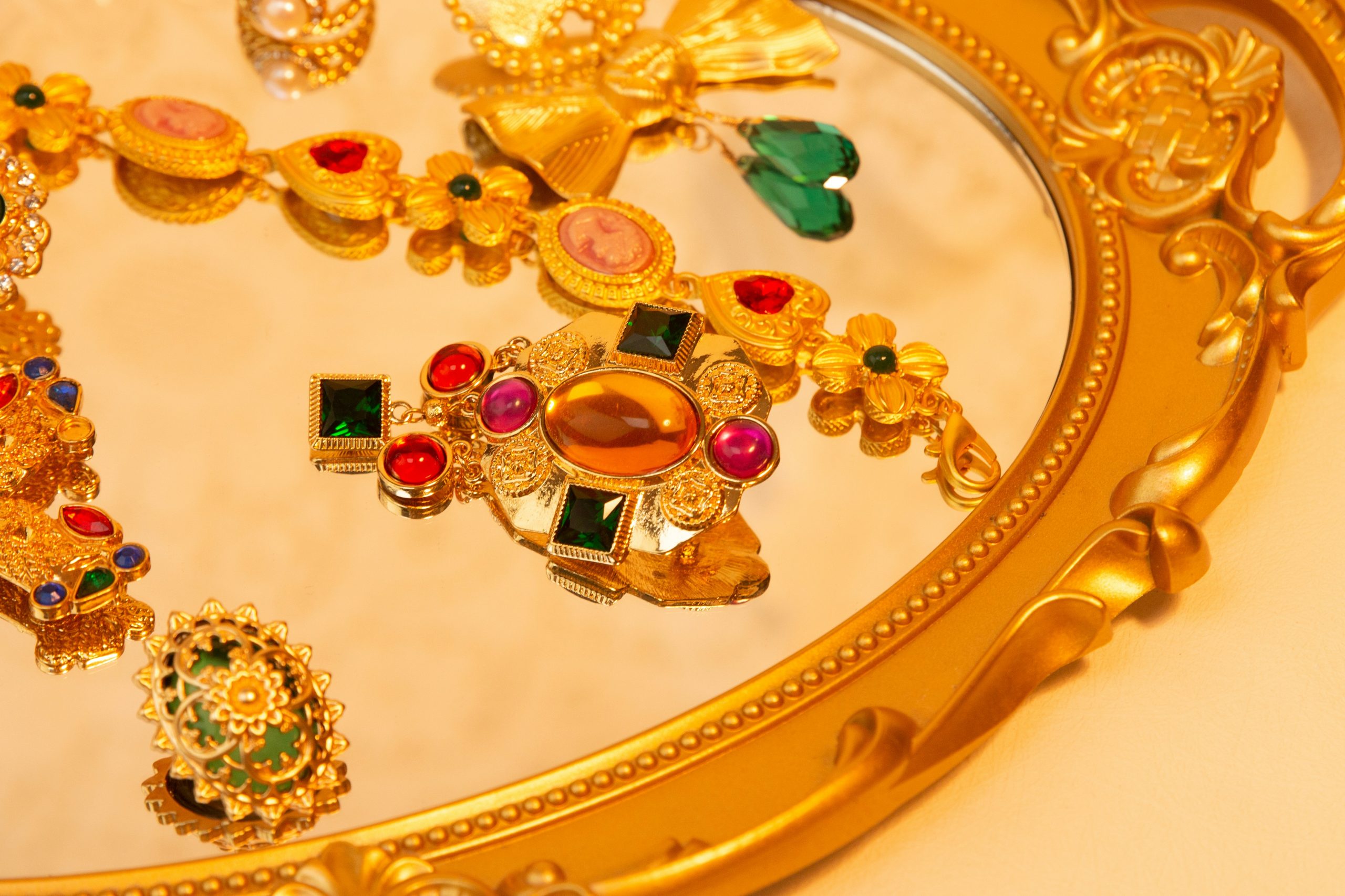 17 signs your grandmother’s brooch is worth more than you think