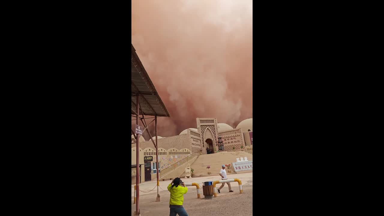 Severe sandstorm engulfs tourist site in China