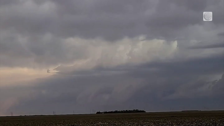 Timelapse shows the formation of a shelf cloud over an empty Manitoba field