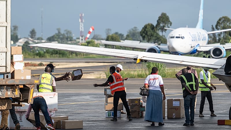 Ebola: WFP steps up food assistance to frontline workers, patients