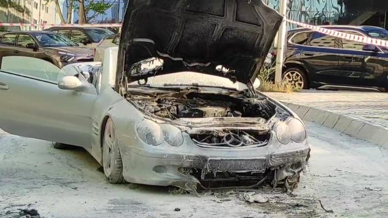 Şişli’de seyir halindeki lüks otomobil yanarak kullanılamaz hale geldi