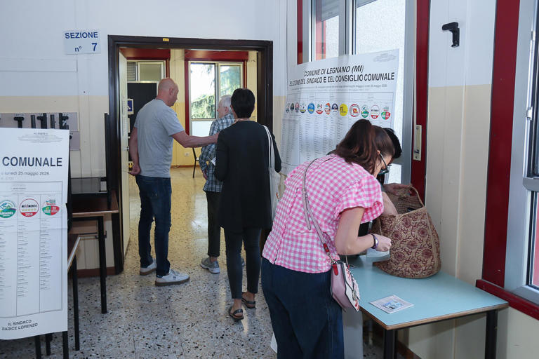 Saluti romani, bufera sui candidati Fratelli d’Italia a Legnano. Il Pd ...