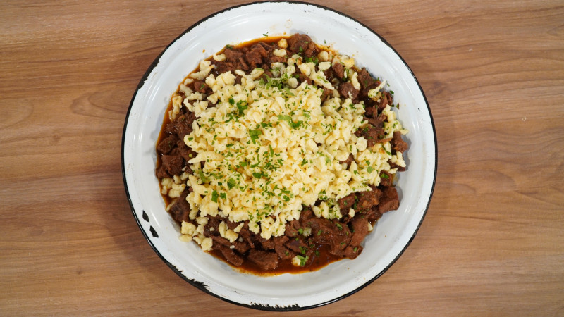 Exquisito goulash con spaetzel
