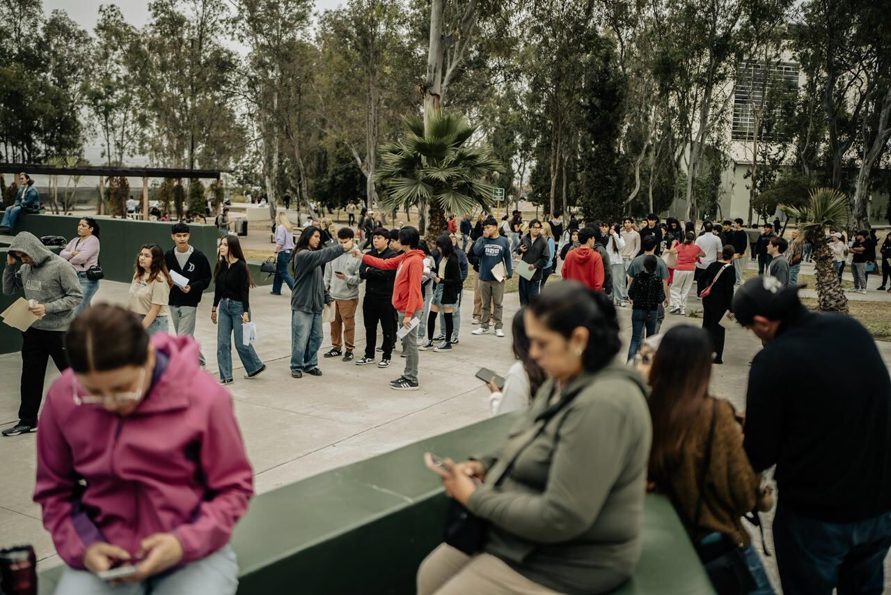 Acuden miles a realizar examen de ingreso en UABC de Tijuana