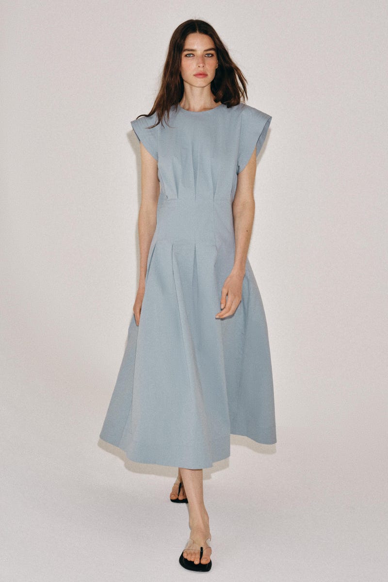 Zara vende 7 vestidos minimal del armario cápsula de verano pijo perfecto