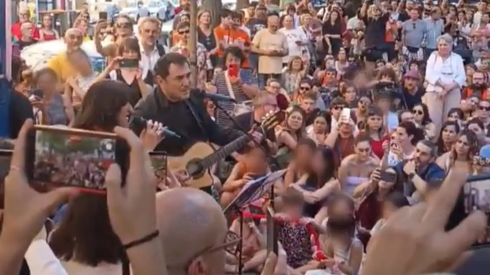 Rozalén e Ismael Serrano cantan en la calle para paralizar el desahucio ...