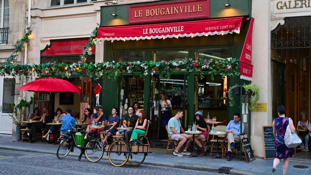 Everyday customs and culture in Paris