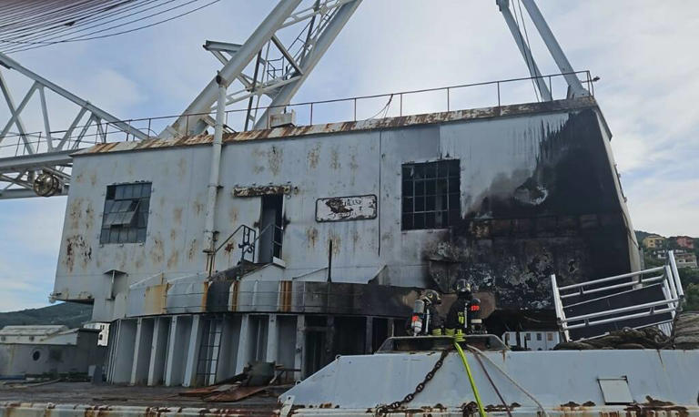 Incendio a bordo di una chiatta in arsenale: colonna di fumo visibile ...
