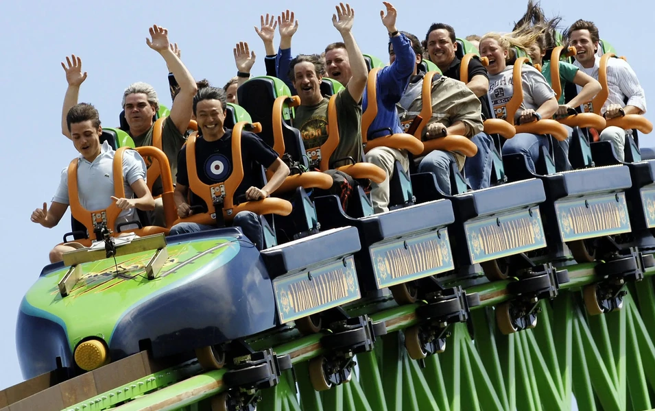 450-foot crane arrives for Six Flags record coaster build