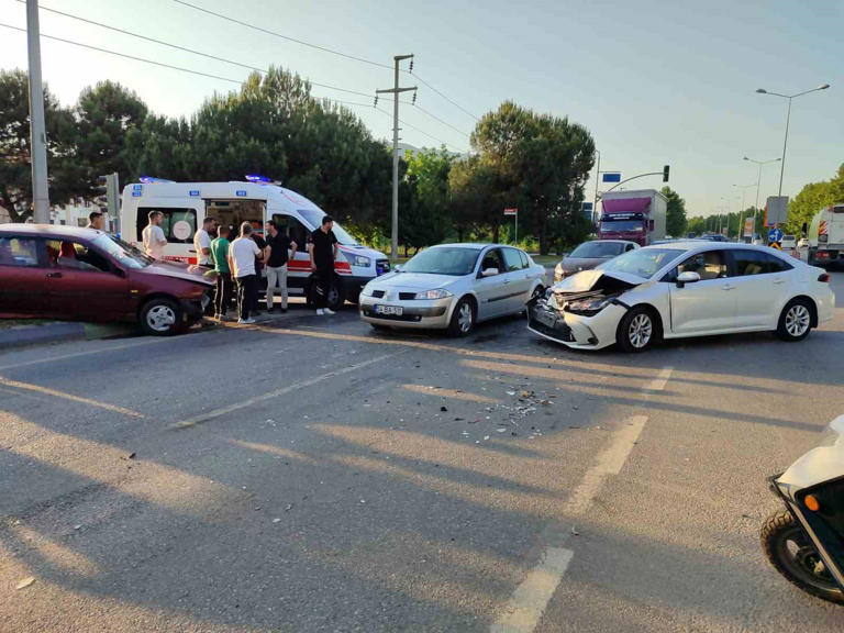 D-650’de iki otomobil kafa kafaya çarpıştı: 1 yaralı