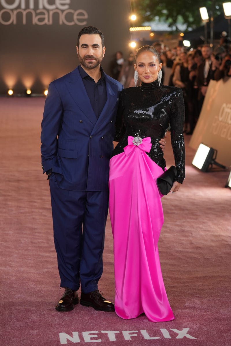 Jennifer Lopez and Brett Goldstein look cosy on red carpet at movie ...