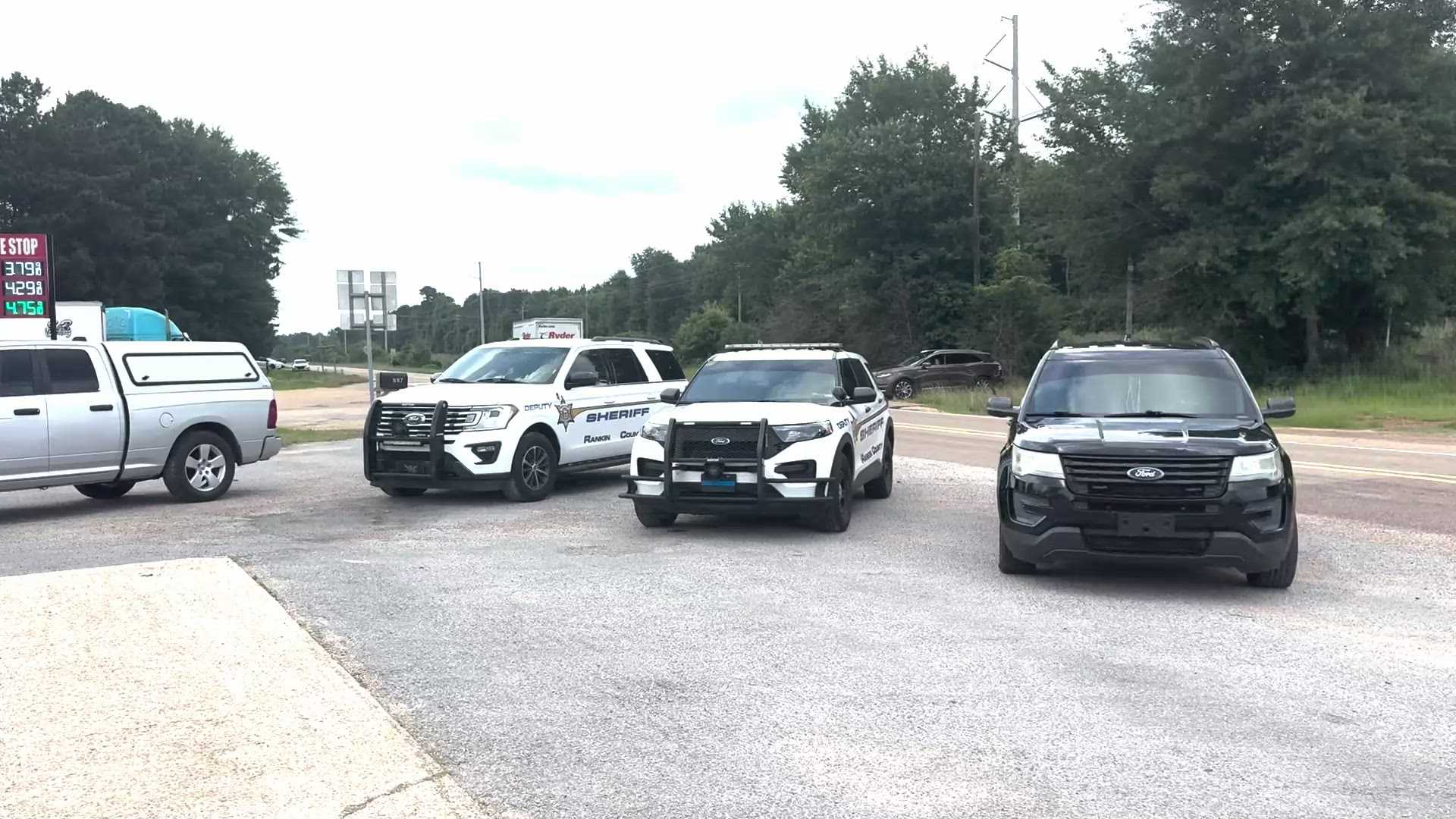Suspect in custody after standoff, deputy shot in Simpson County