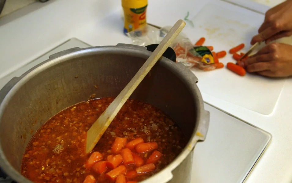 Experts agree 5–7 p.m. is optimal dinner window