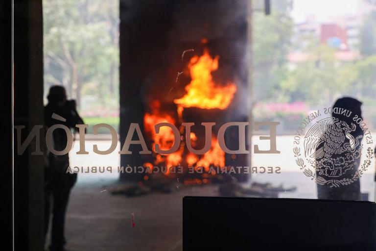 Protests and last-minute construction work disrupt Mexico City ahead of ...
