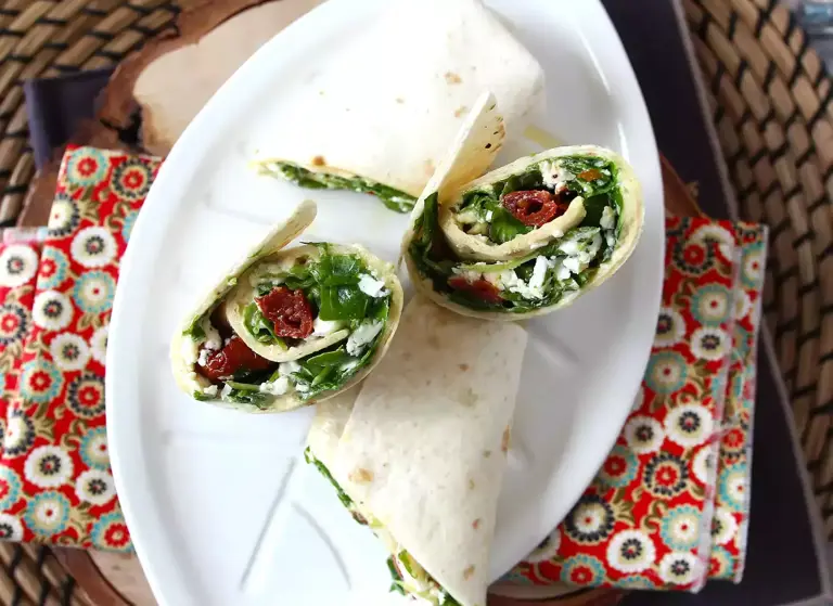 Mediterrane wrap gevuld met hummus, rucola, paprika en feta