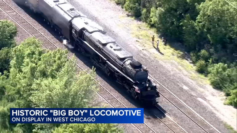 Historic Union Pacific train 'Big Boy' rolls into West Chicago