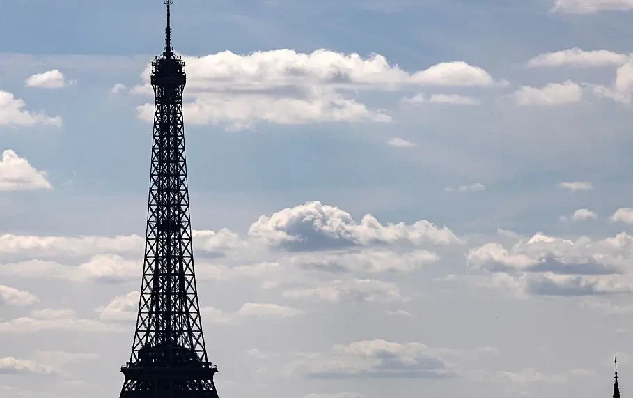 Saree walk at Eiffel Tower ignites cultural debate online