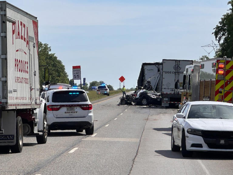 2 dead in 6-vehicle pile-up on I-69
