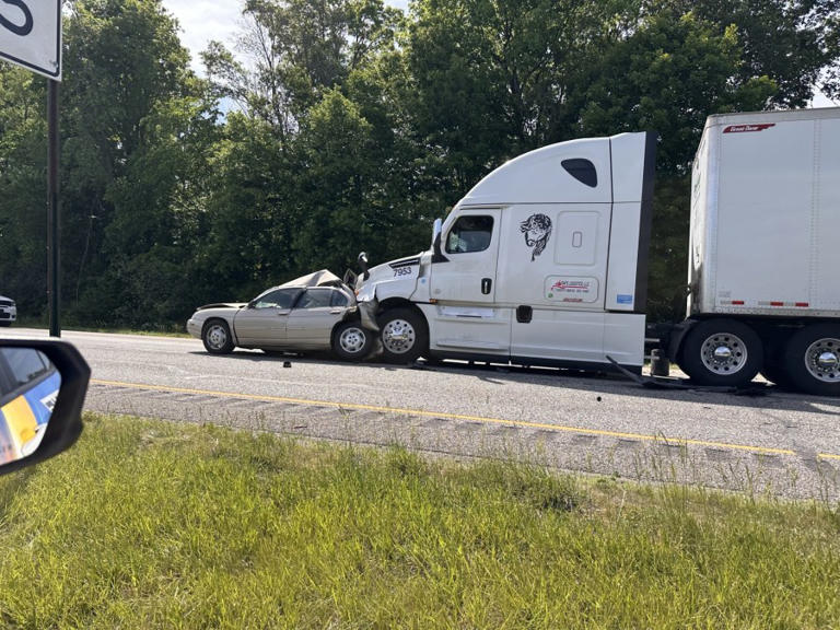 2 dead in 6-vehicle pile-up on I-69