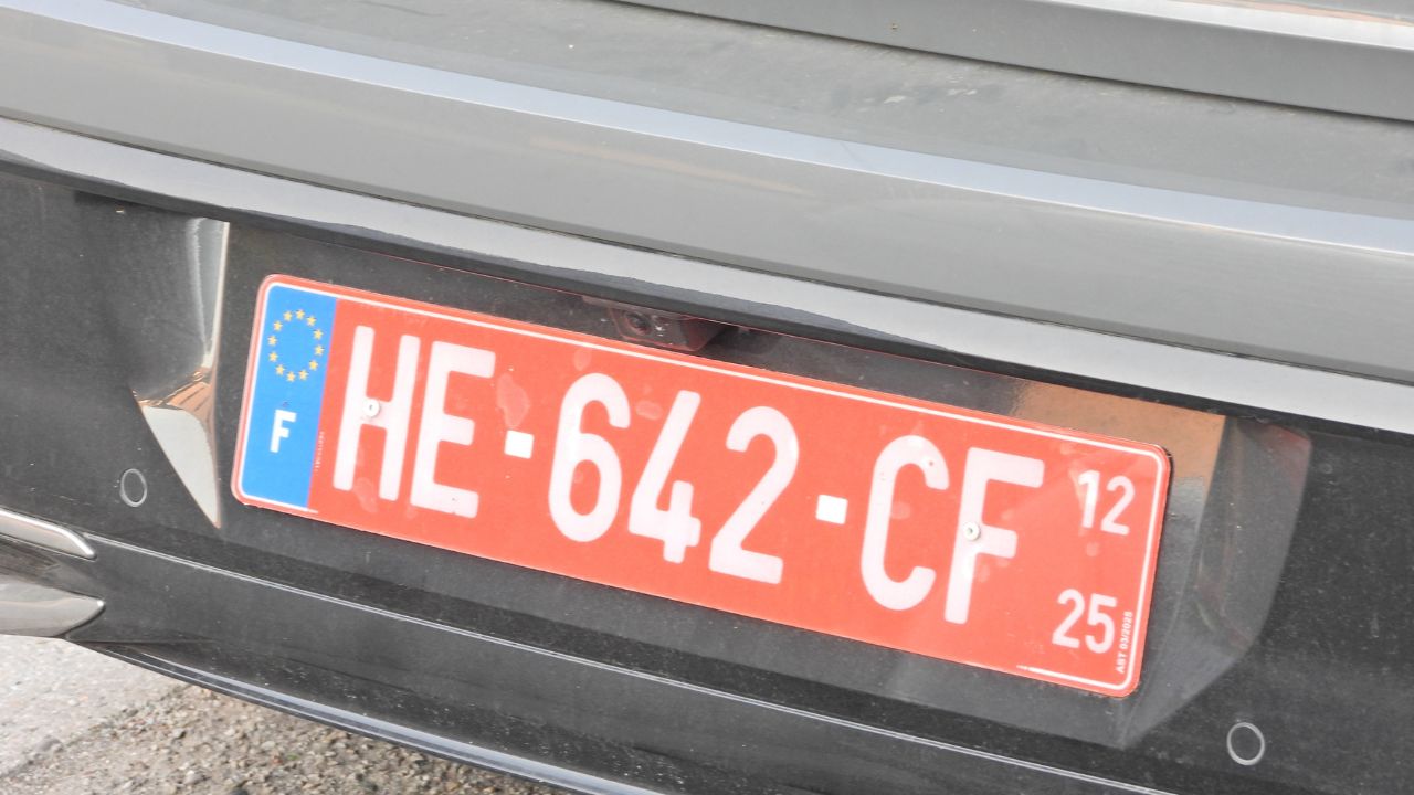 Code de la route : c’est quoi ces plaques d’immatriculation rouges qui ...