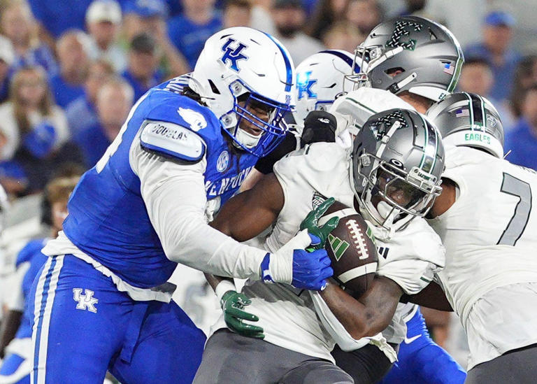 Get to know the Kentucky football roster: No. 94 Tavion Gadson
