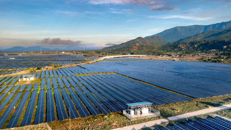 Developers will add 43.4 GW of utility-scale solar in 2026, a 60% jump ...