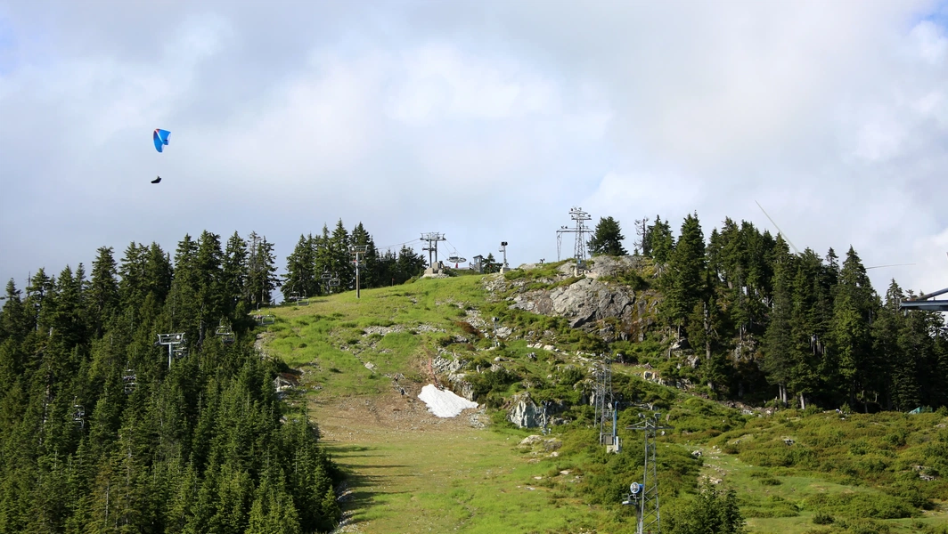 Grouse Mountain unveils record Canadian flag amid etiquette concerns