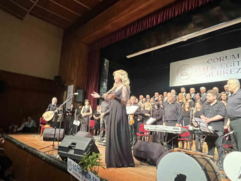 Çorum’da Türk sanat müziği ve Türk halk müziği konseri sanatseverleri ...