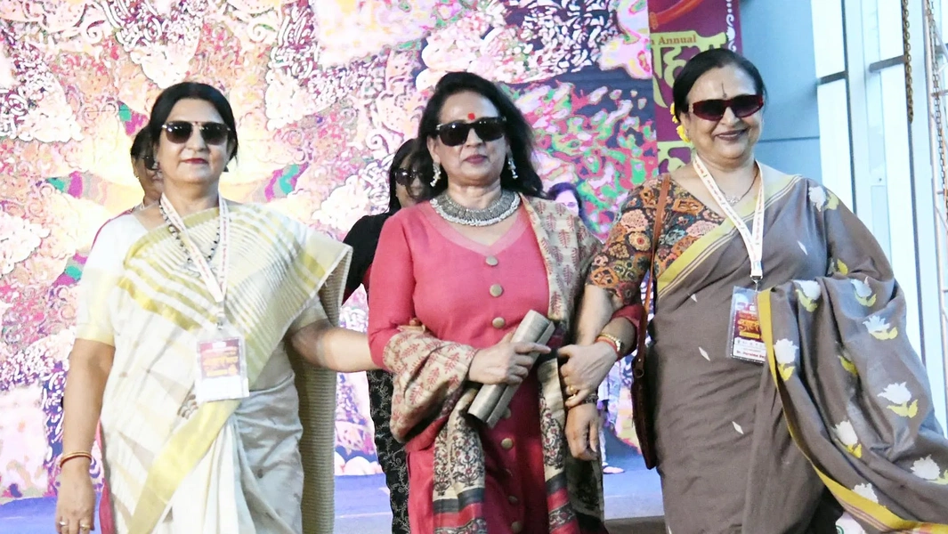 Saree walk at Eiffel Tower ignites cultural debate online