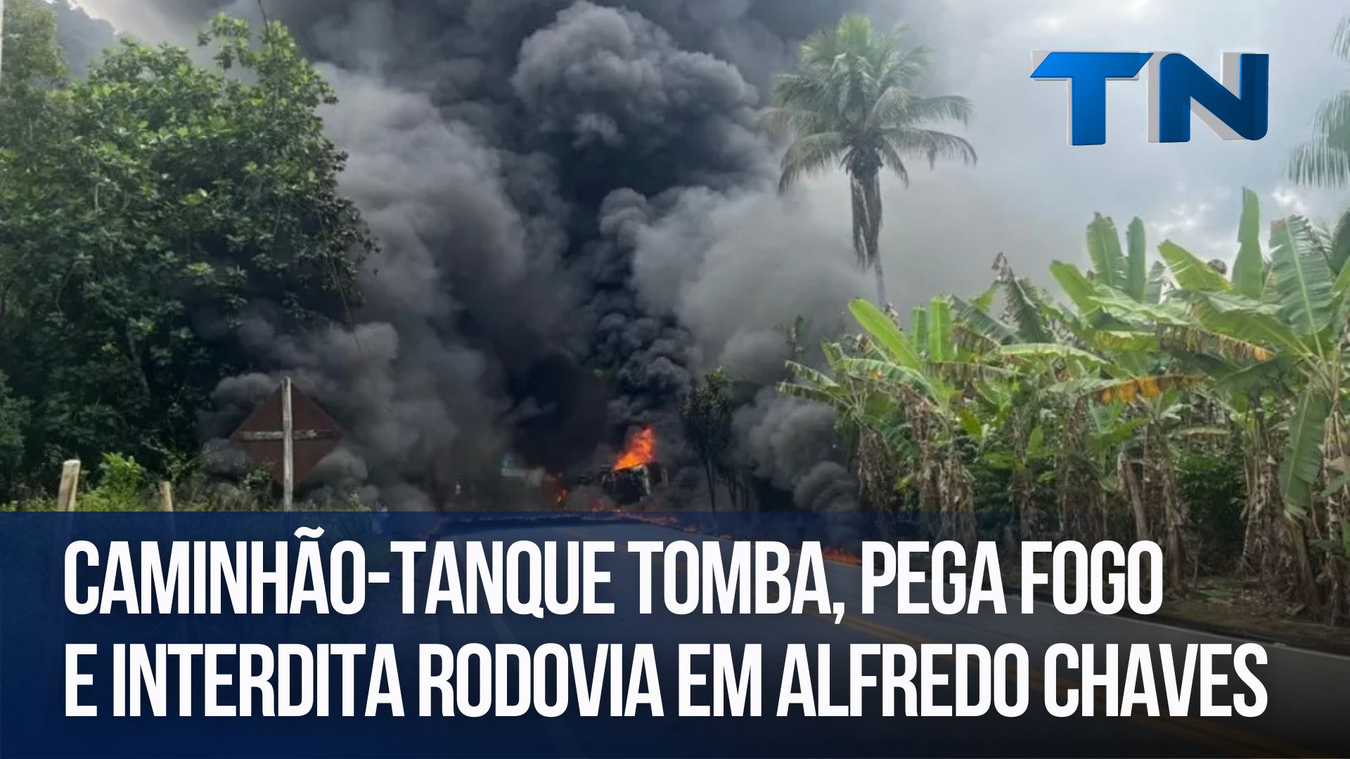 Caminhão-tanque tomba, pega fogo e interdita rodovia em Alfredo Chaves