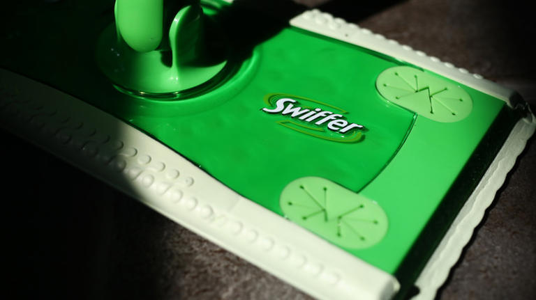 Mistakes you have to stop making when using a Swiffer to clean your home