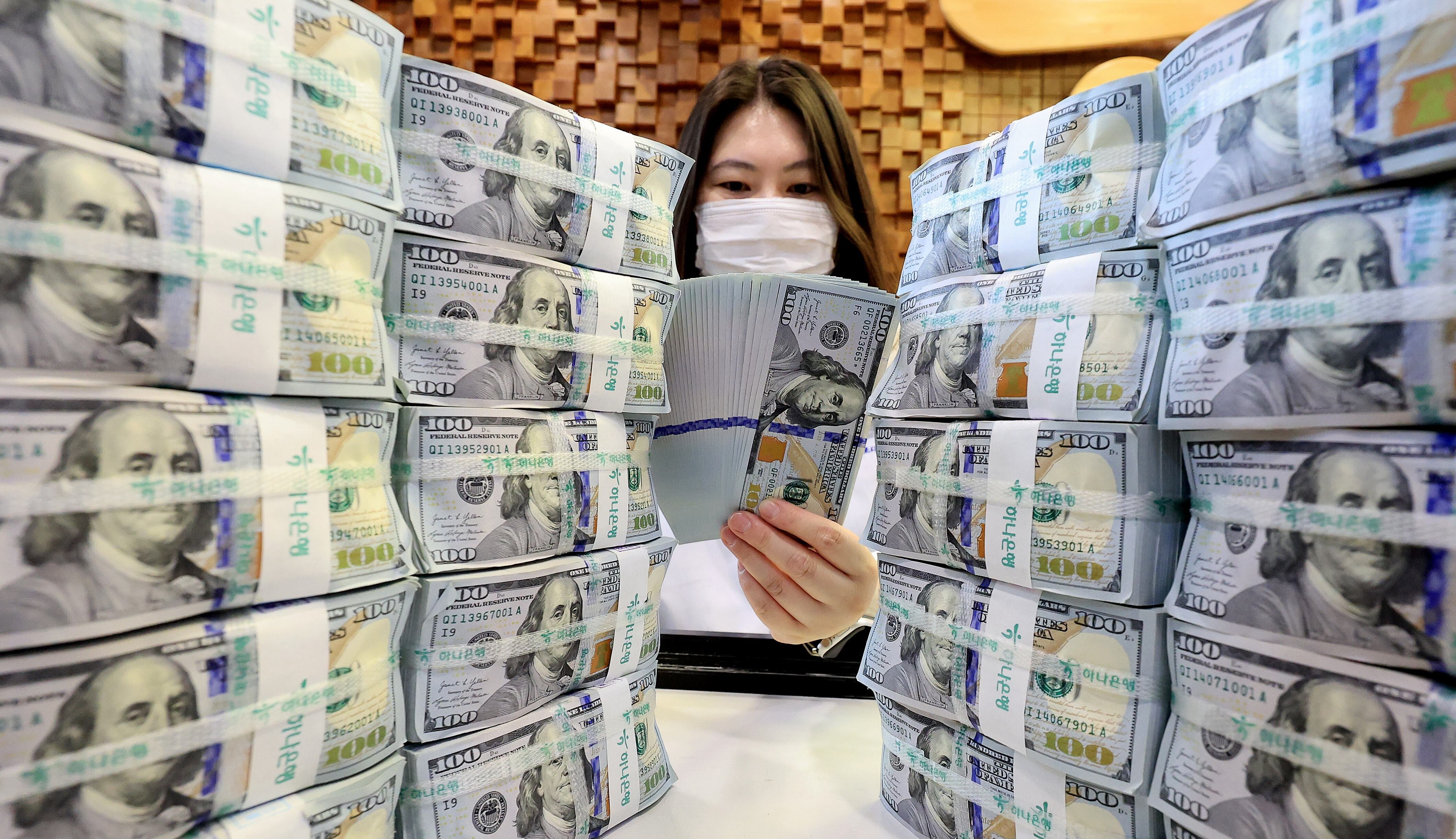 Won-dollar exchange rate hits 14-year high