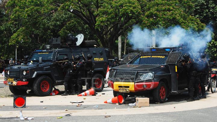 Sebelas debt collector bacok dan keroyok anggota Brimob Banten