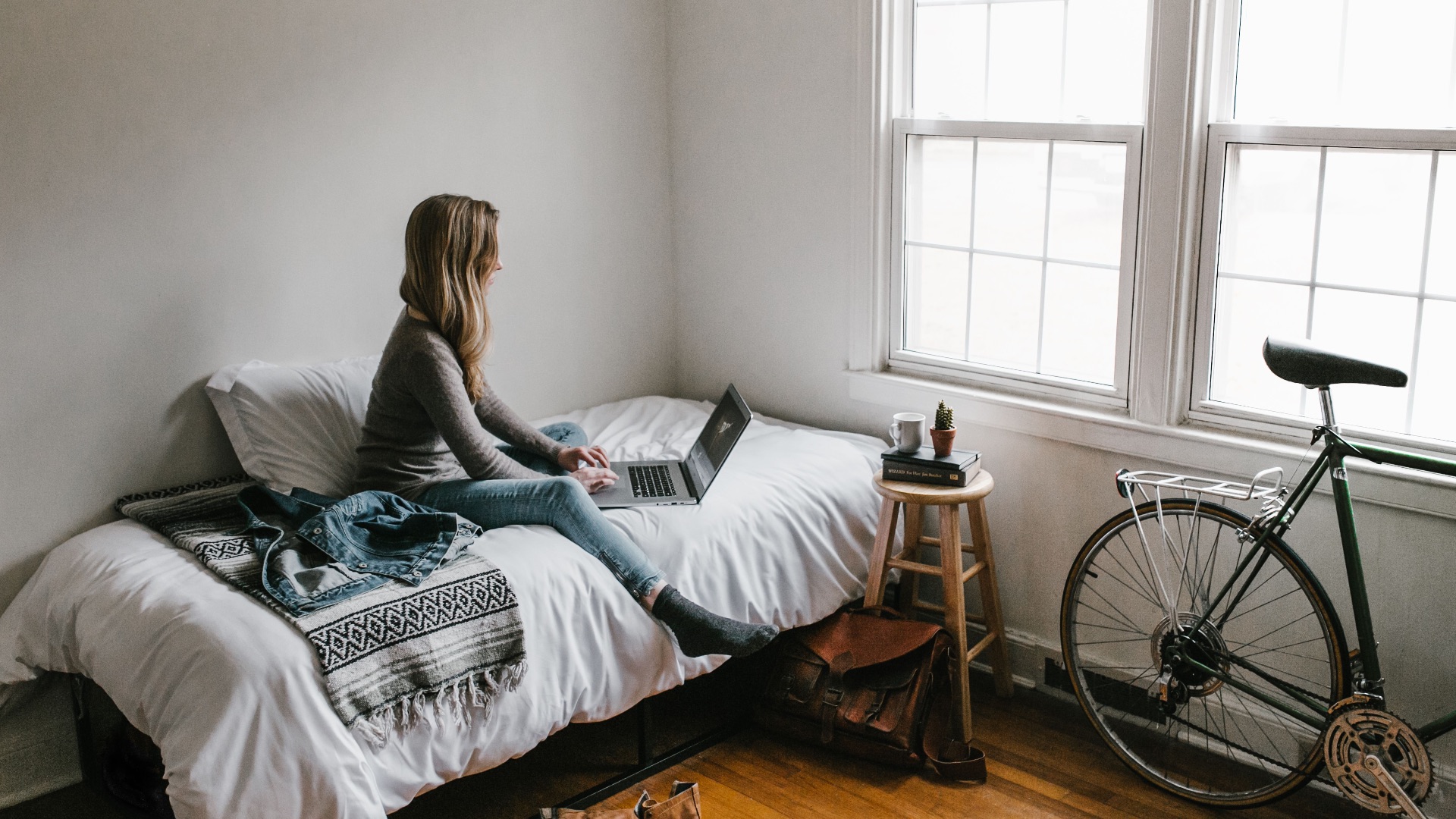 10 reasons it's best to move out for college & 10 why it's better to ...