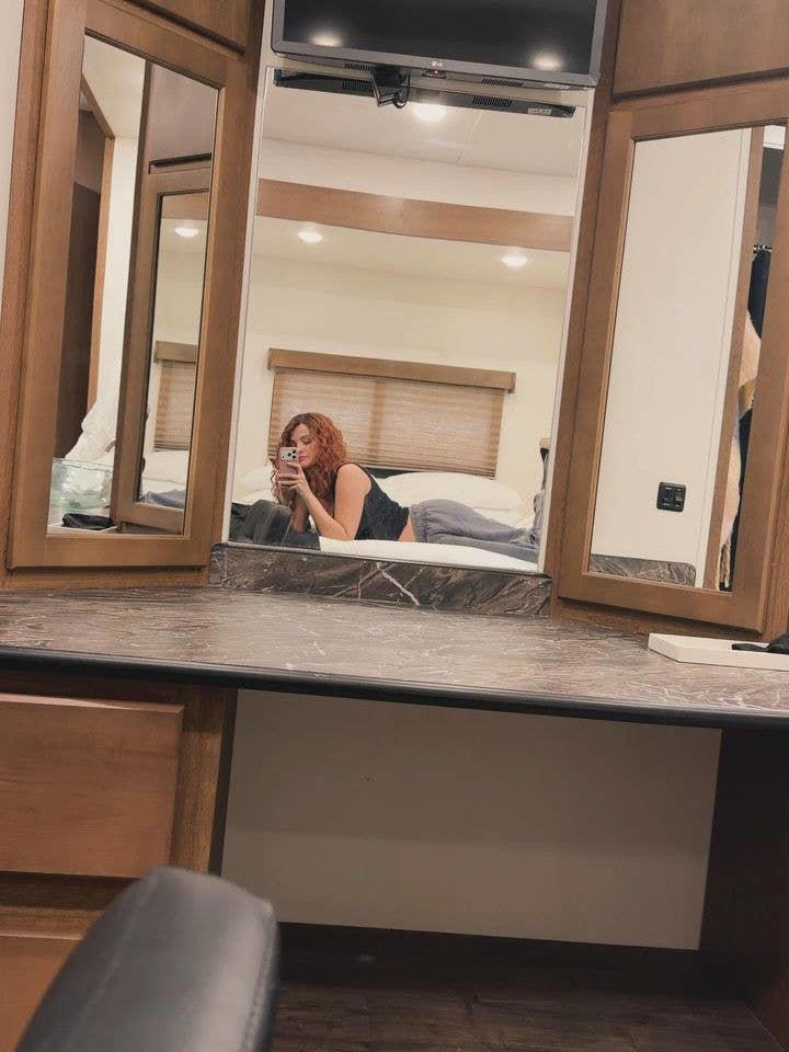 Selena Gomez debuts unexpected new hair during filming getaway in ...