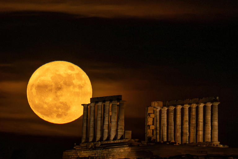 Blue moon unites world across borders