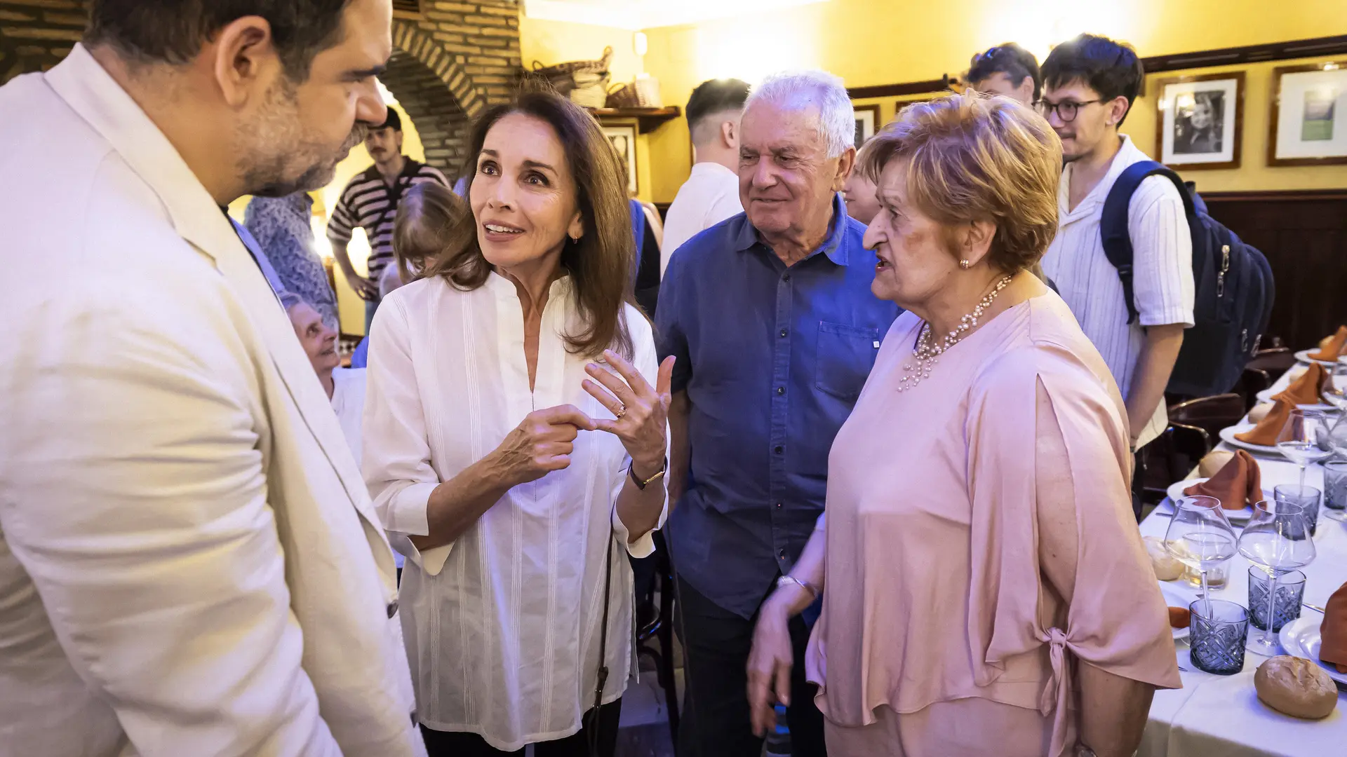 El actor aragonés Jorge Usón reúne a Ana Belén, Víctor Manuel y otros ...
