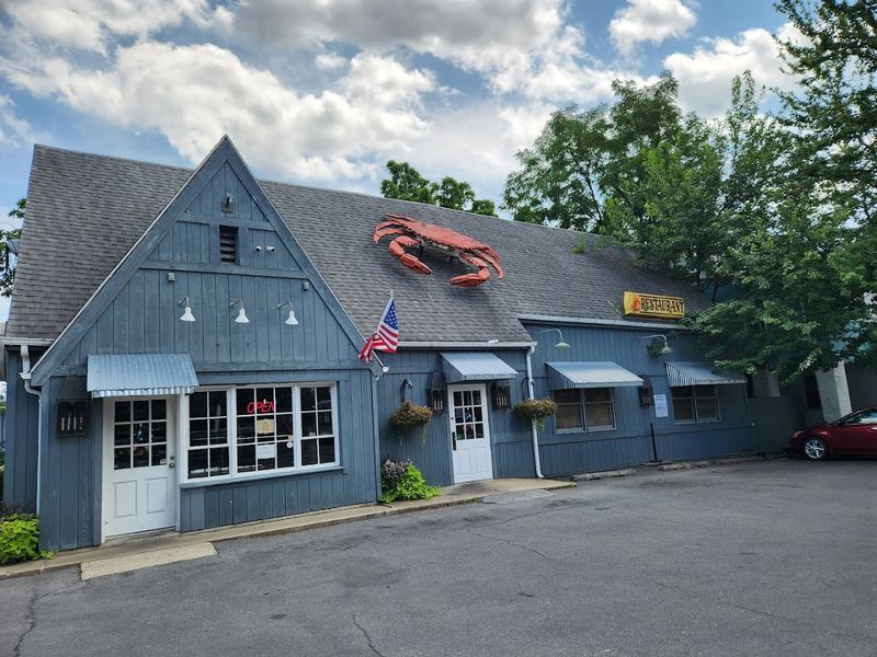Maryland locals say the fried seafood platters at this restaurant never ...