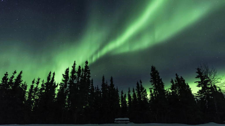 O que é a aurora boreal e por que esse fenômeno ilumina o céu com tons ...