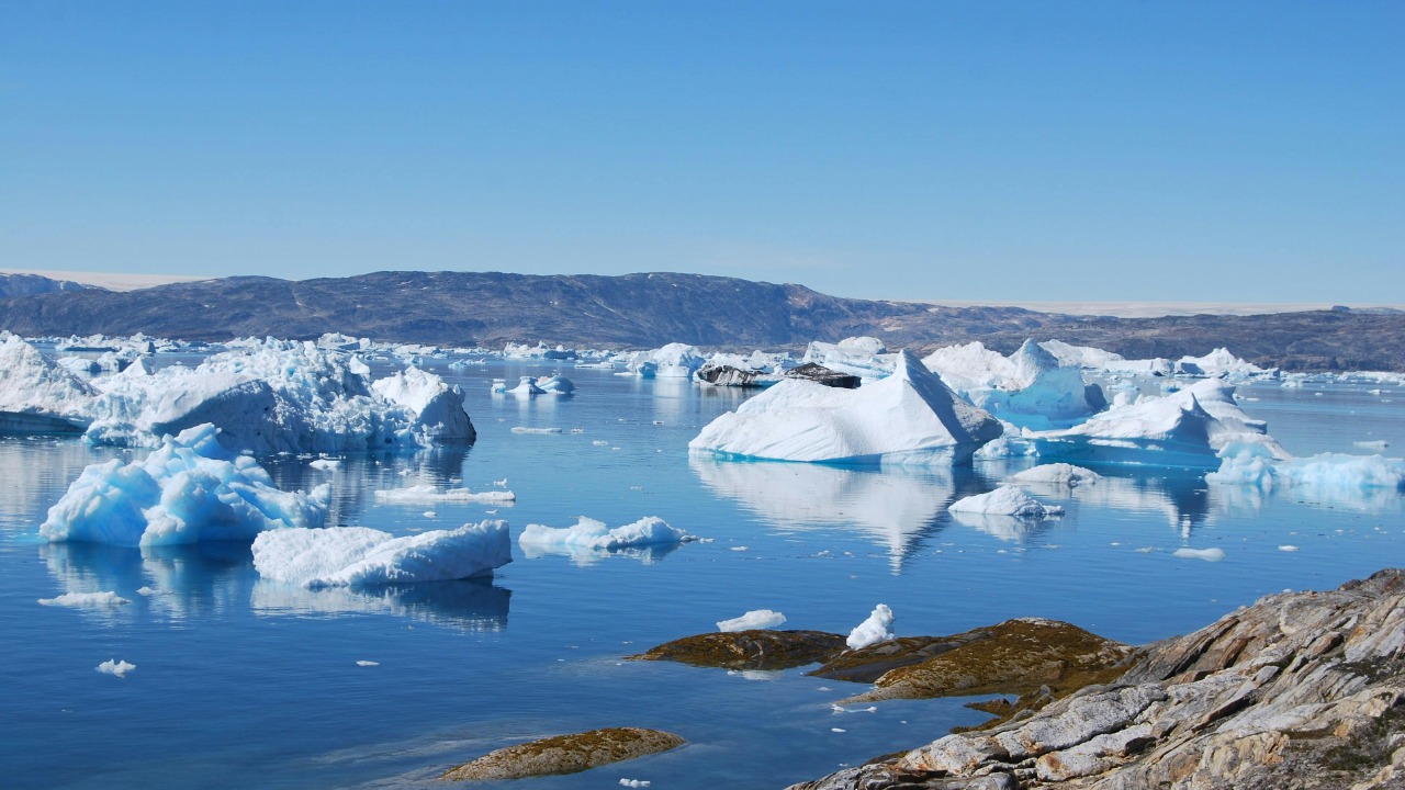Greenland’s extreme-melt area now expands by 2.8 million square ...