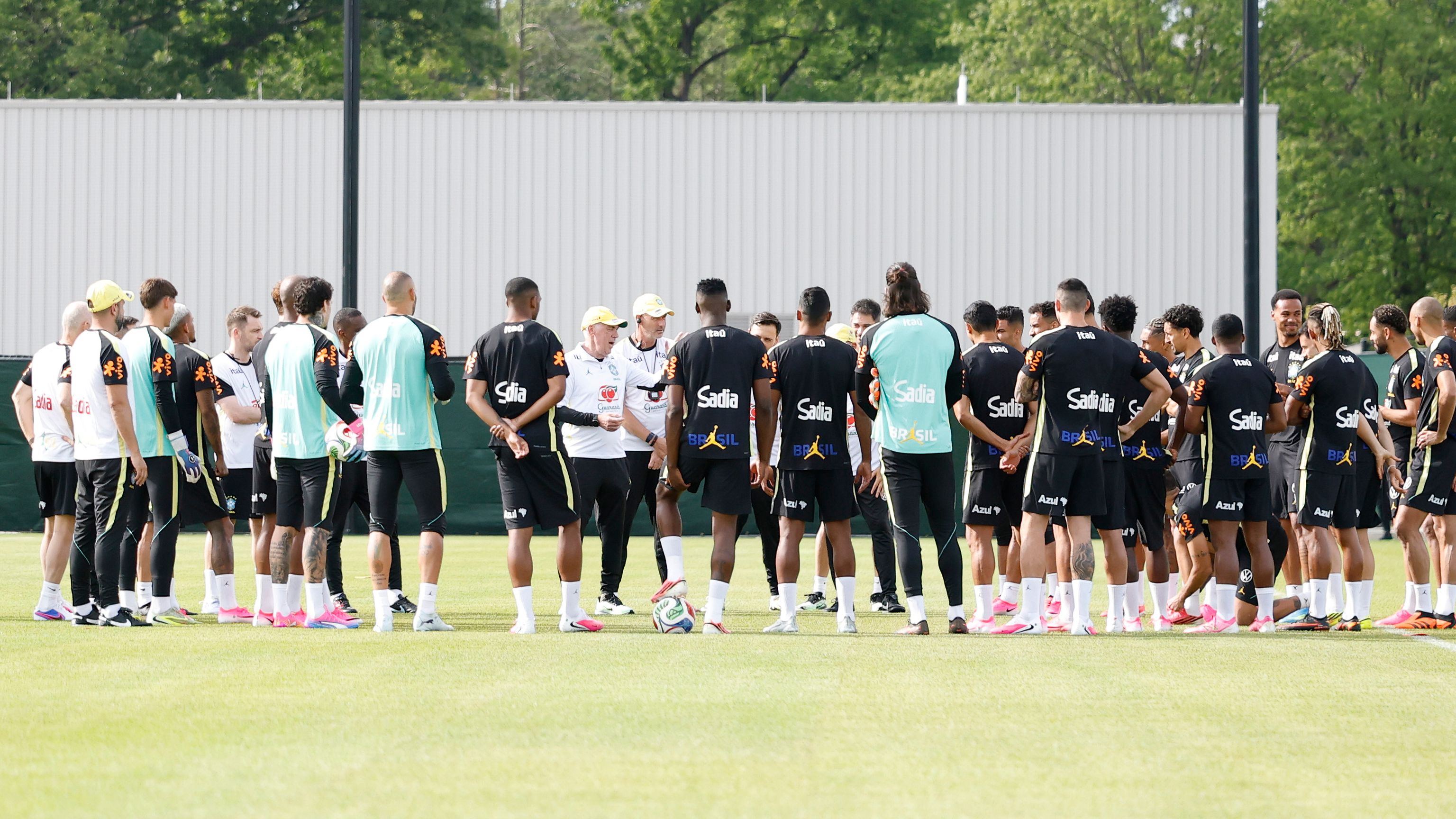 Com acesso restrito e sem bagunça, seleção brasileira inicia preparação ...