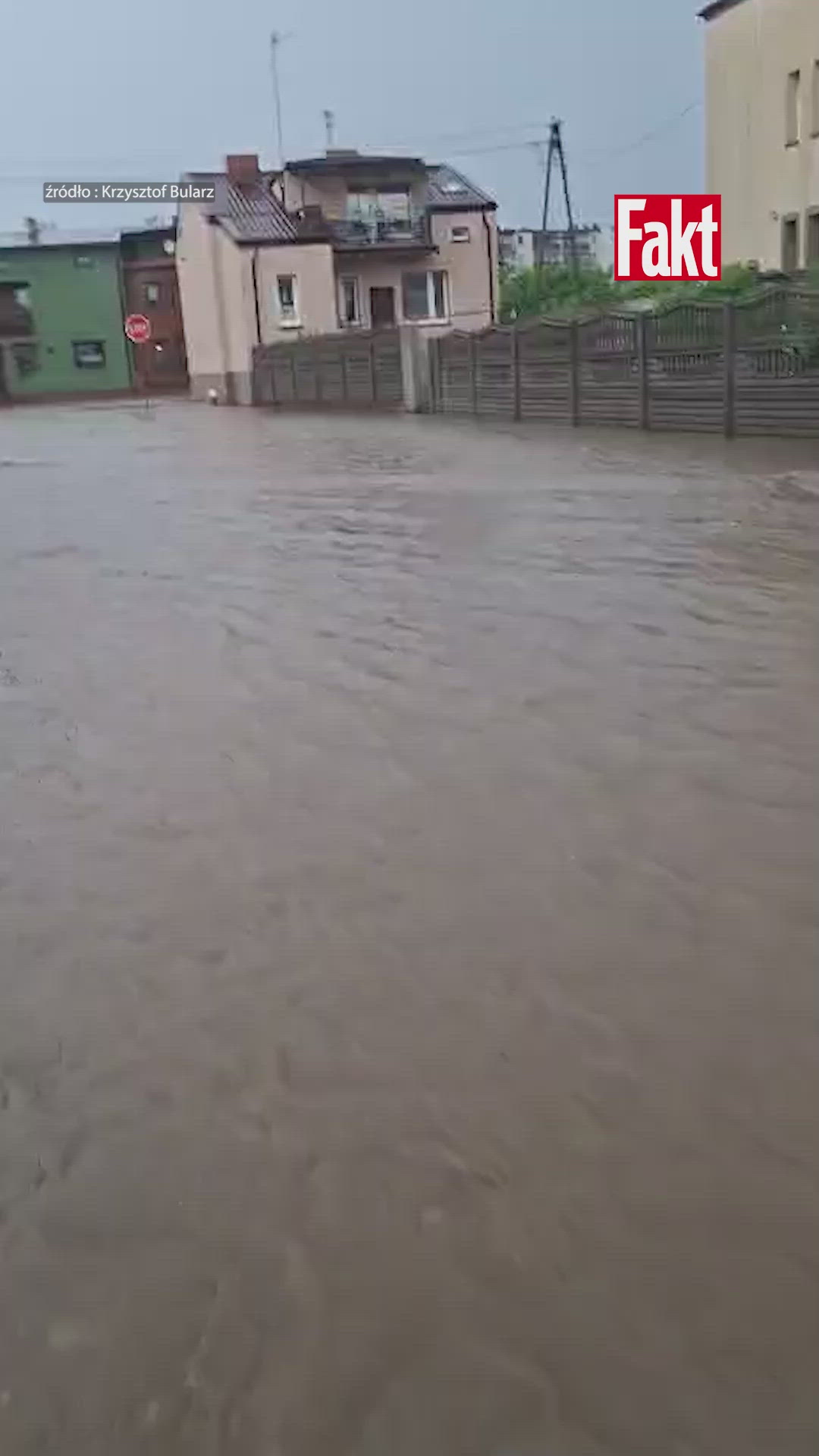 Ulice jak rzeki, auta jak amfibie. Oberwanie chmury nad Polską