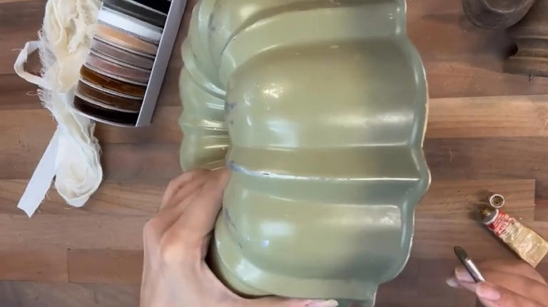 Don't toss an old bundt pan: Make a beautiful plant pedestal instead