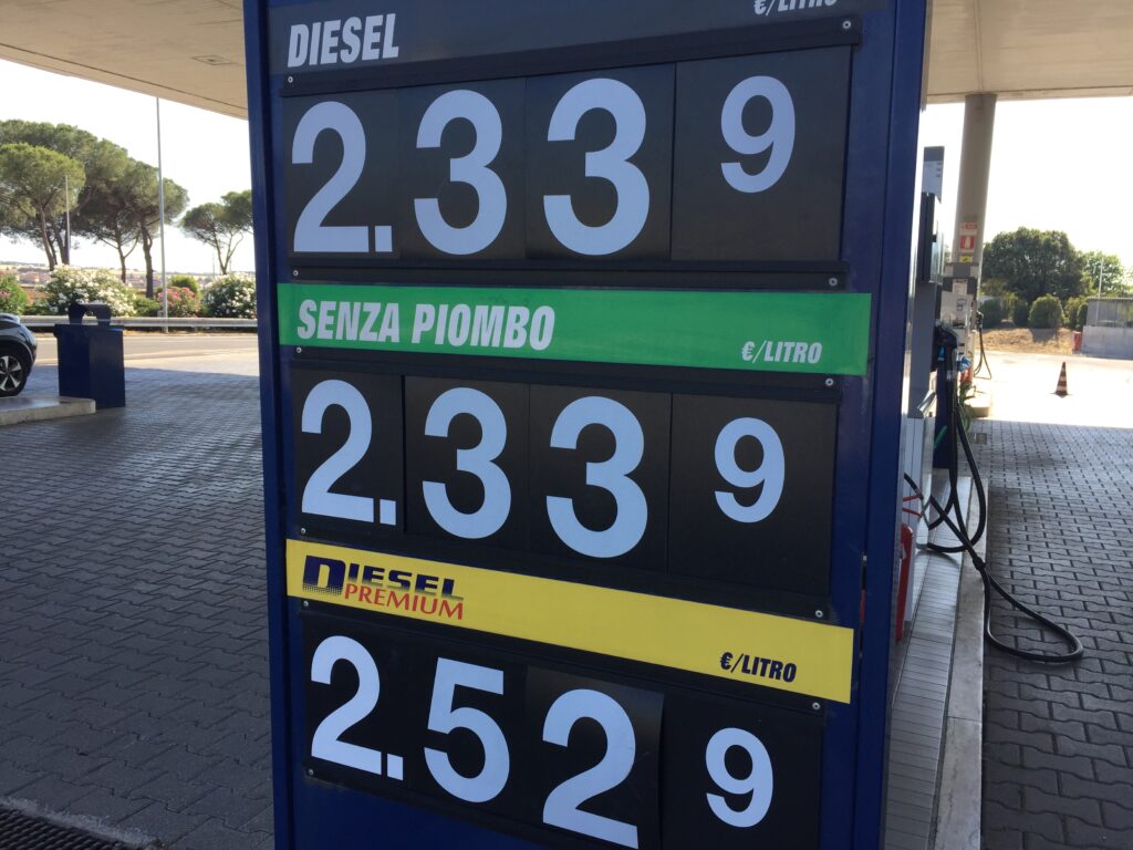 Dal 7 giugno benzina sopra ai 2 euro: scatta la corsa al pieno. Stop al ...