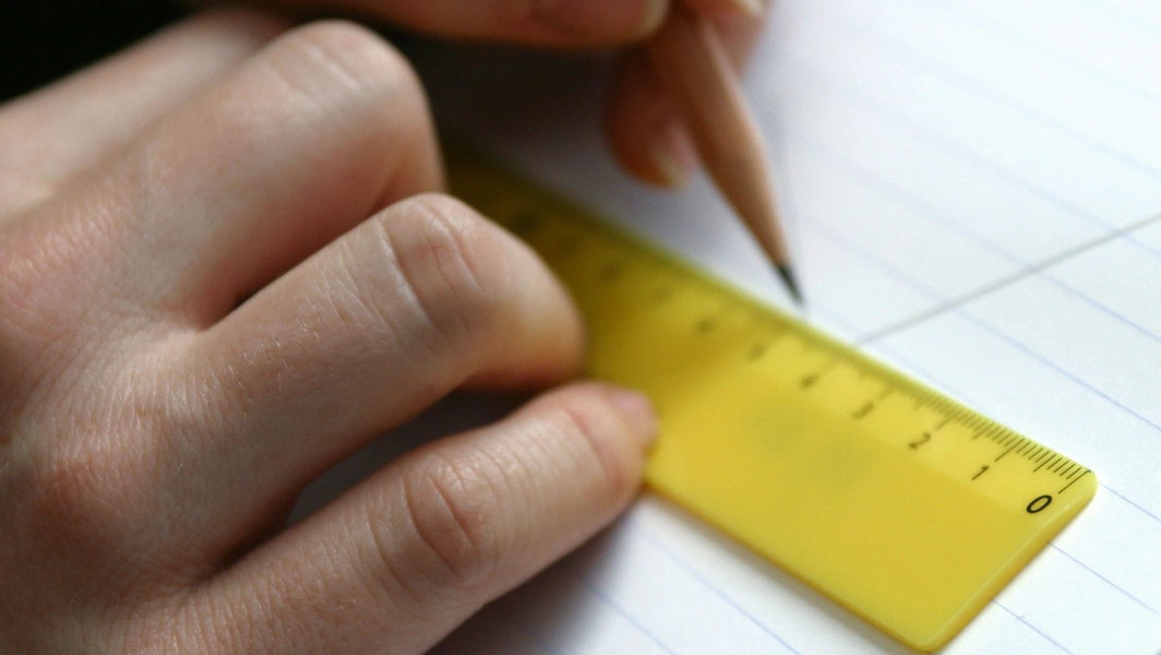 16 everyday struggles faced by left-handed people